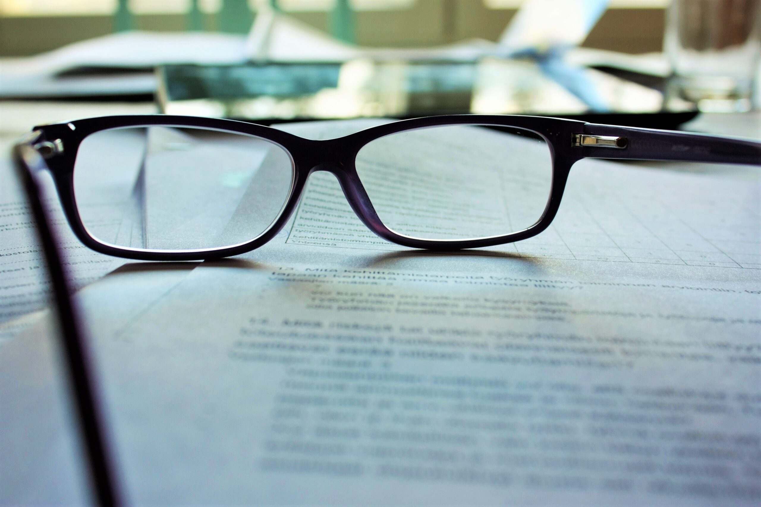 GlassesOn Desk – Vision Consultants and Surgeons